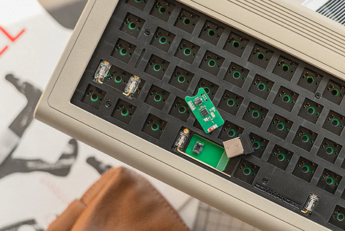 Command 65 R2 复古热插拔三模机械键盘套件 - zFrontier 装备前线