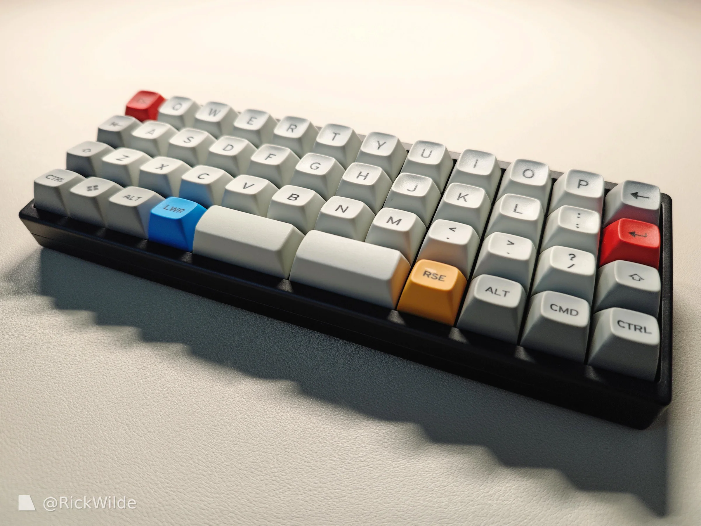 不倒翁 40 普朗克 × MT3 dev/tty2 尝试了单 2u 空格和双 2u 空格。 短空格 kit 的 r5 空格是凸面圆角的，用起来 ...