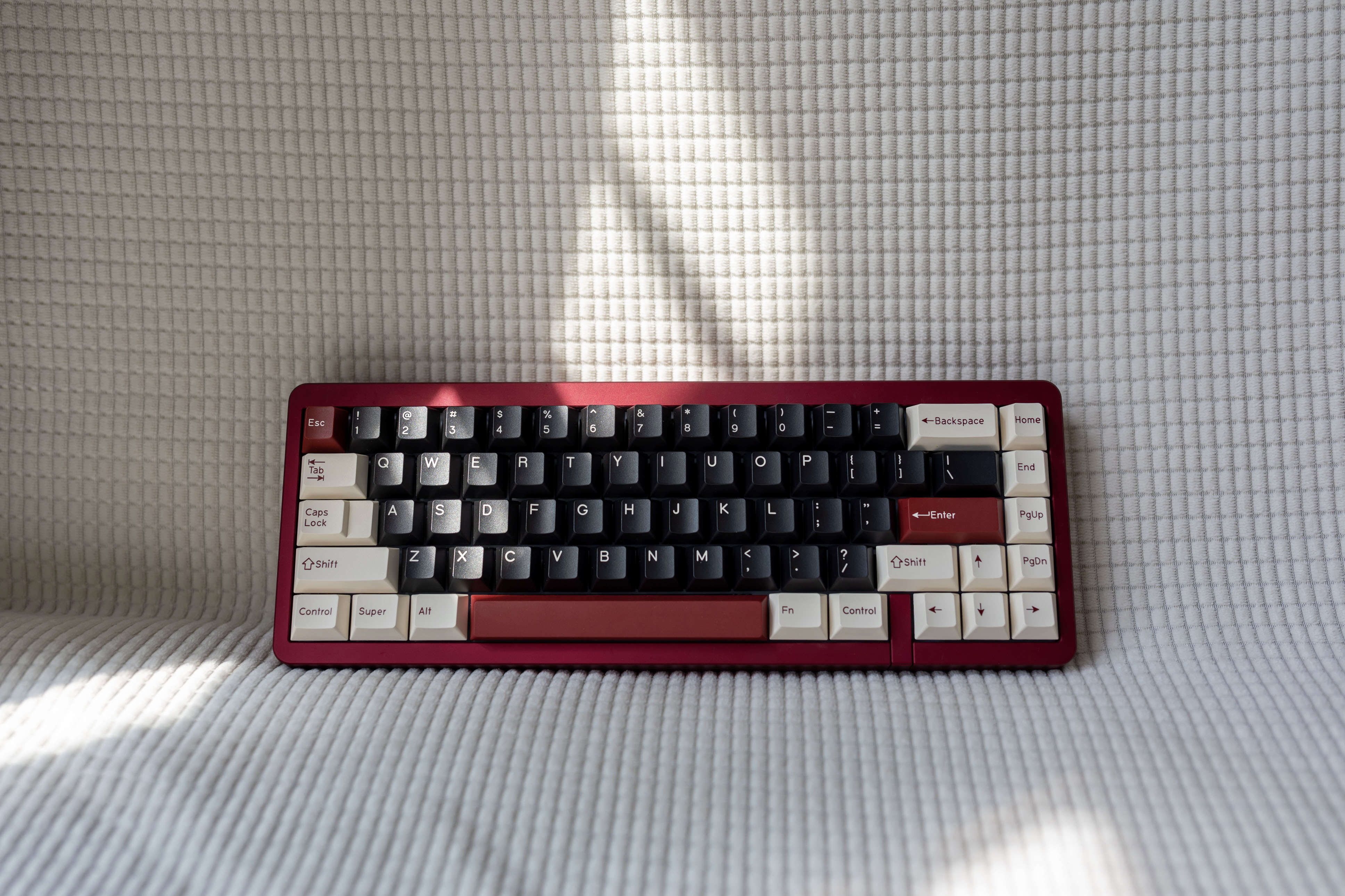 KBDfans D65抢救了一下、感觉还行😂 更换了开槽pcb和开槽定位板，手感和声音都有提升，但是由于D65 本身内部空间有 限，无法做到 ...