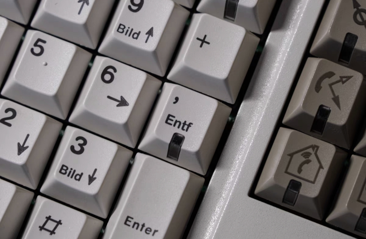 阿尔卡特朗讯-4059话务台 Alcatel 4059 MMK DE-ISO德文版本，外壳德文灯贴，白二色德文键帽，字符为深灰色。灯帽的灯窗为 ...