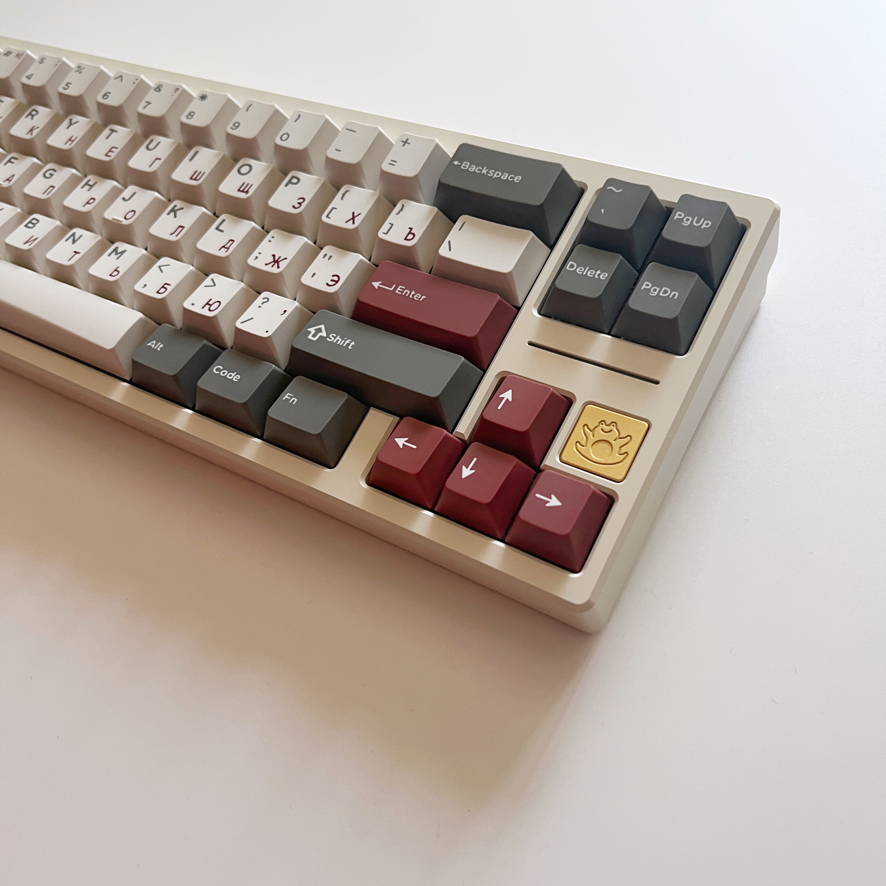 hy68换了个键帽，还挺搭的 就是不知道为啥，有时候会有嗡嗡的声音，以外自己耳鸣了… - zFrontier 装备前线