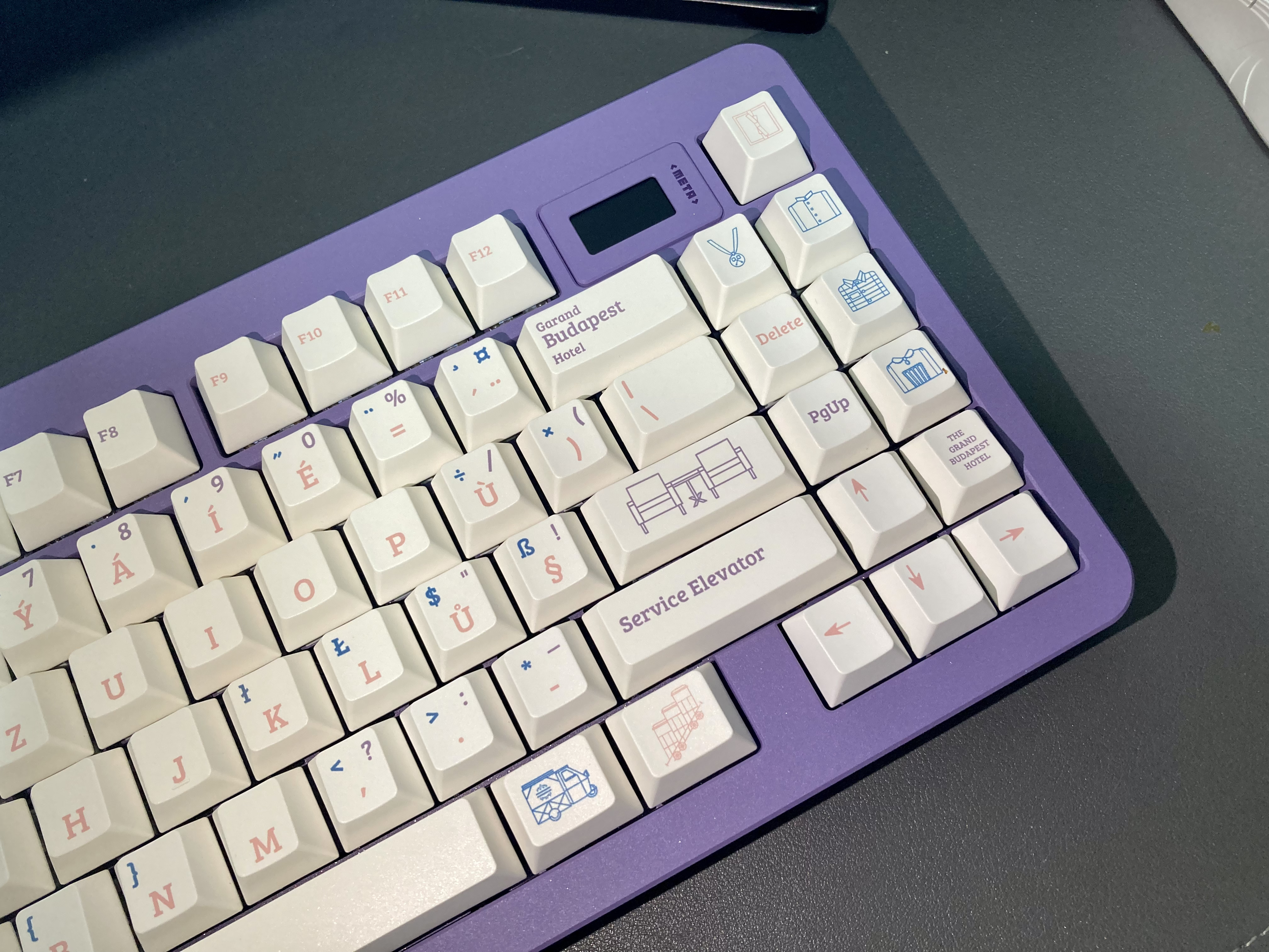 meta 75闪雾紫（自己编的名） 键帽：布达佩斯捷克文 配上奶白键帽非常耐看 组好真的非常重，质感也拉满 - zFrontier 装备前线