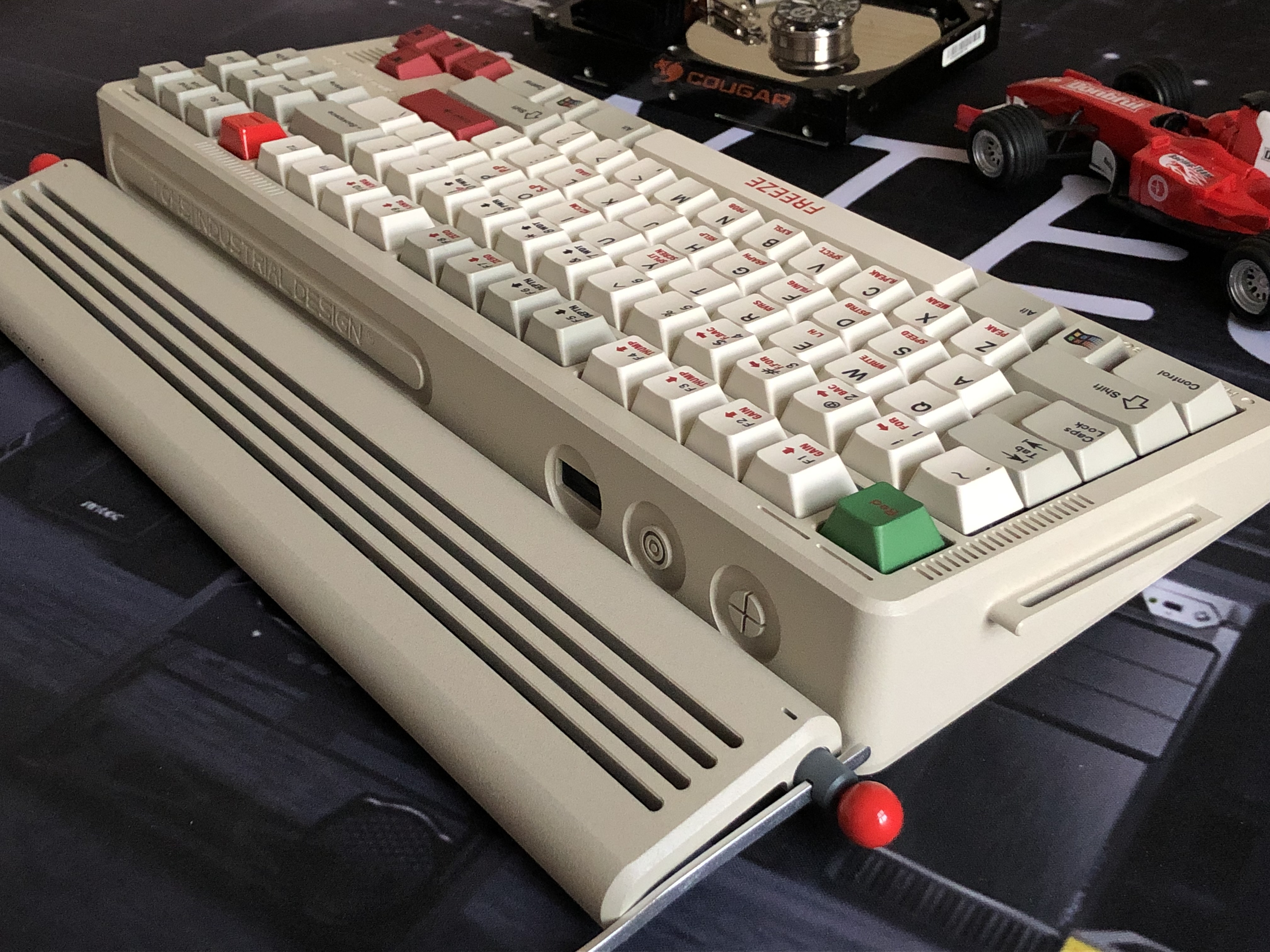 han's80 一把上瓜田的键盘 但是我这把品相完美 幸存者偏差运气比较好 复古设计 解构风格还是很棒的 suit80内胆坨坨的麻将音独一档的设计也算是降维打击那些pvd背板键盘 ...