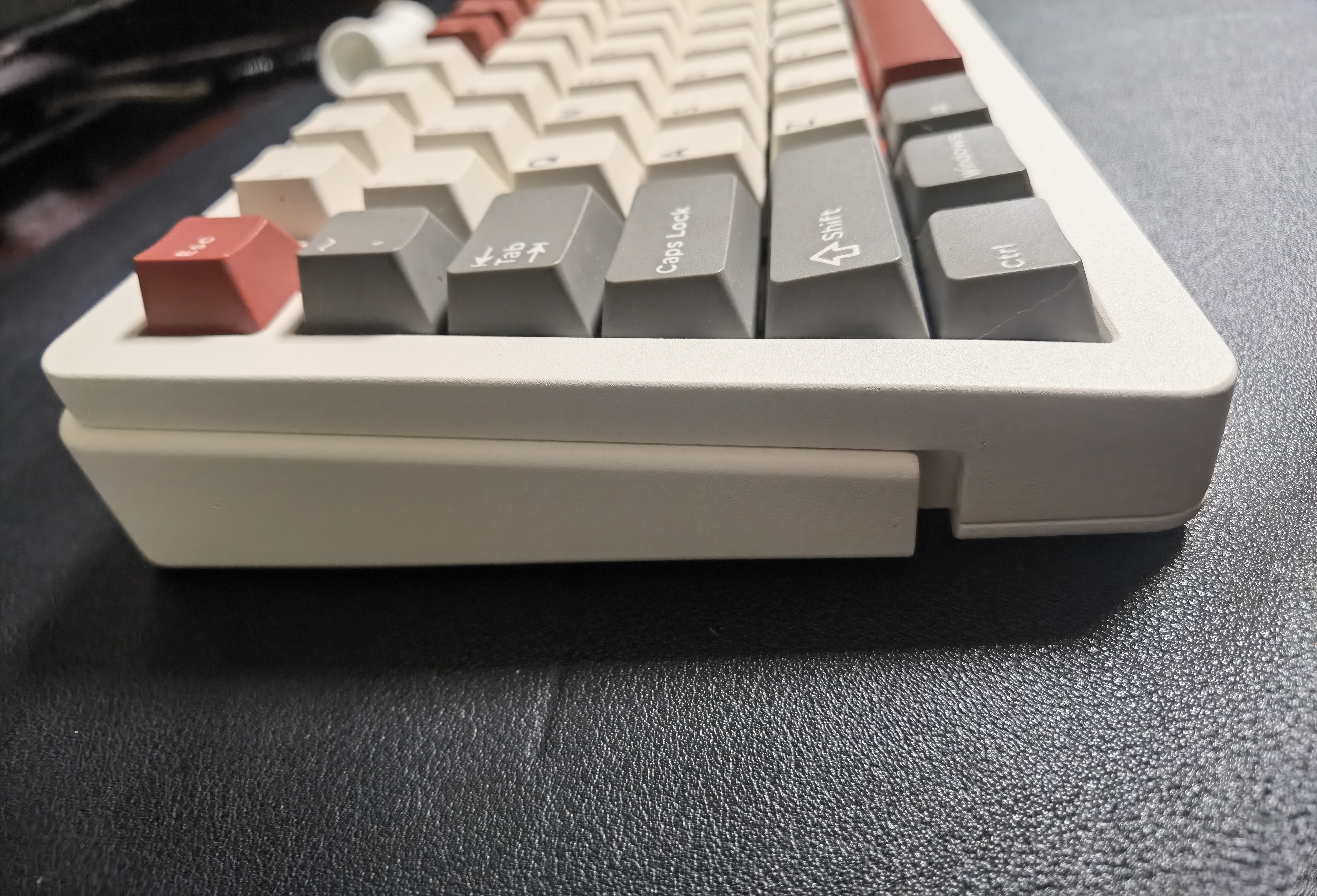 JOJO Studio M98 作为先行团，我选了最中规中矩的纱白色，谁曾想最后反而成为了稀有色！（大货里取消了） 既然是先行团，那么我就简单对这把键盘做个测评，供大家参考！ 首先是外观。这次 ...