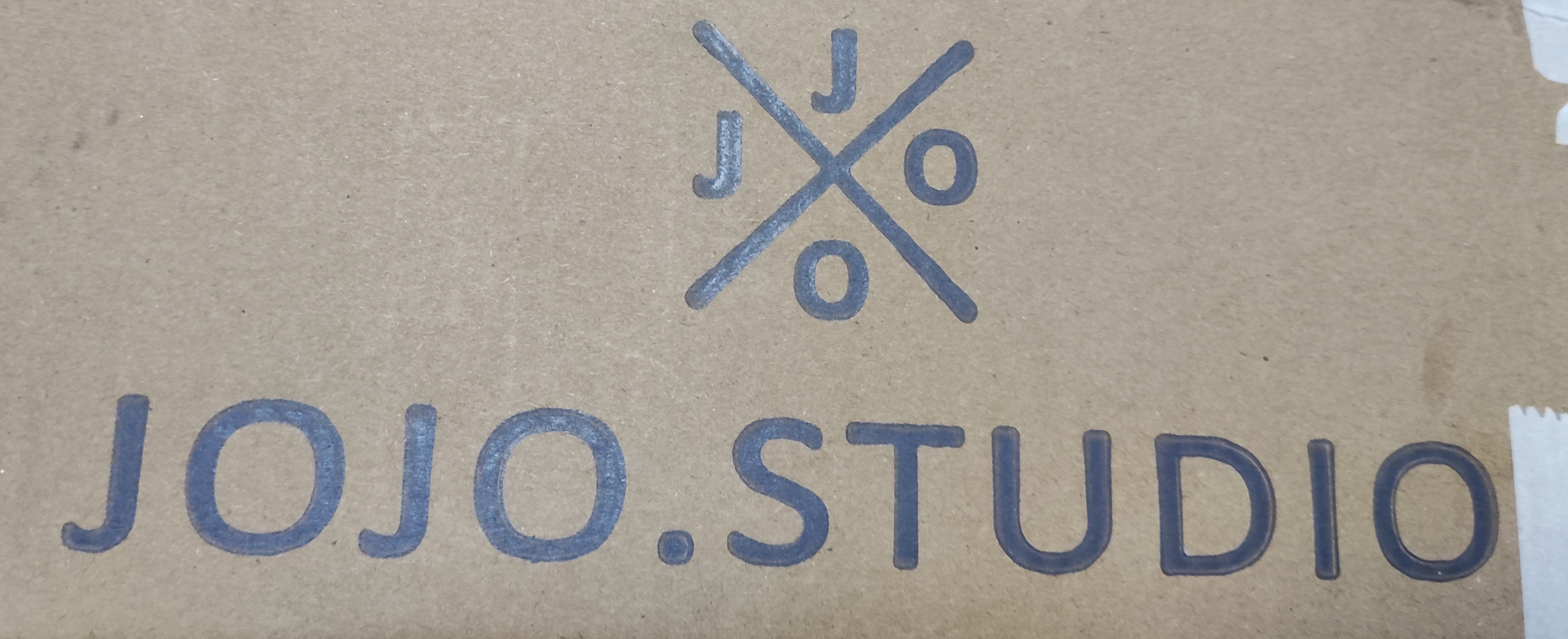 jojo的m98，早就收到了。一直没找到喜欢的键帽。之前想着搭配pandaer no.19，看别人上机直接解毒了。暂不拆封了。就先拍拍外包装吧。jojo工作室的外盒，然后内包装，这个正面的 ...