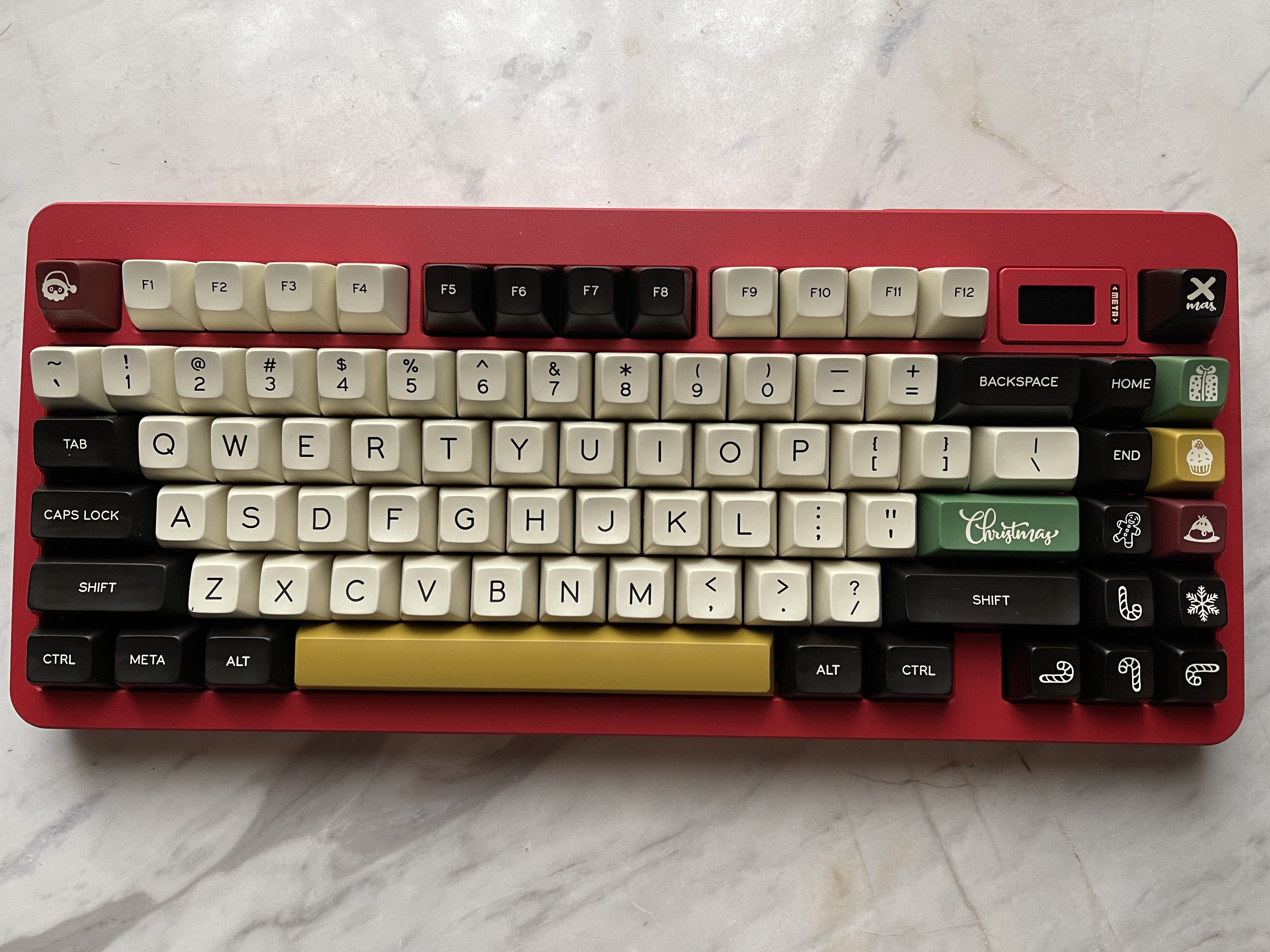 扔个图。专门买了圣诞来配闪红的meta75，图1-5是最终的样子。上键帽的时候，折腾半天发现最右那两列要配个性又要兼顾SA的高低起伏实在太难搞 ...