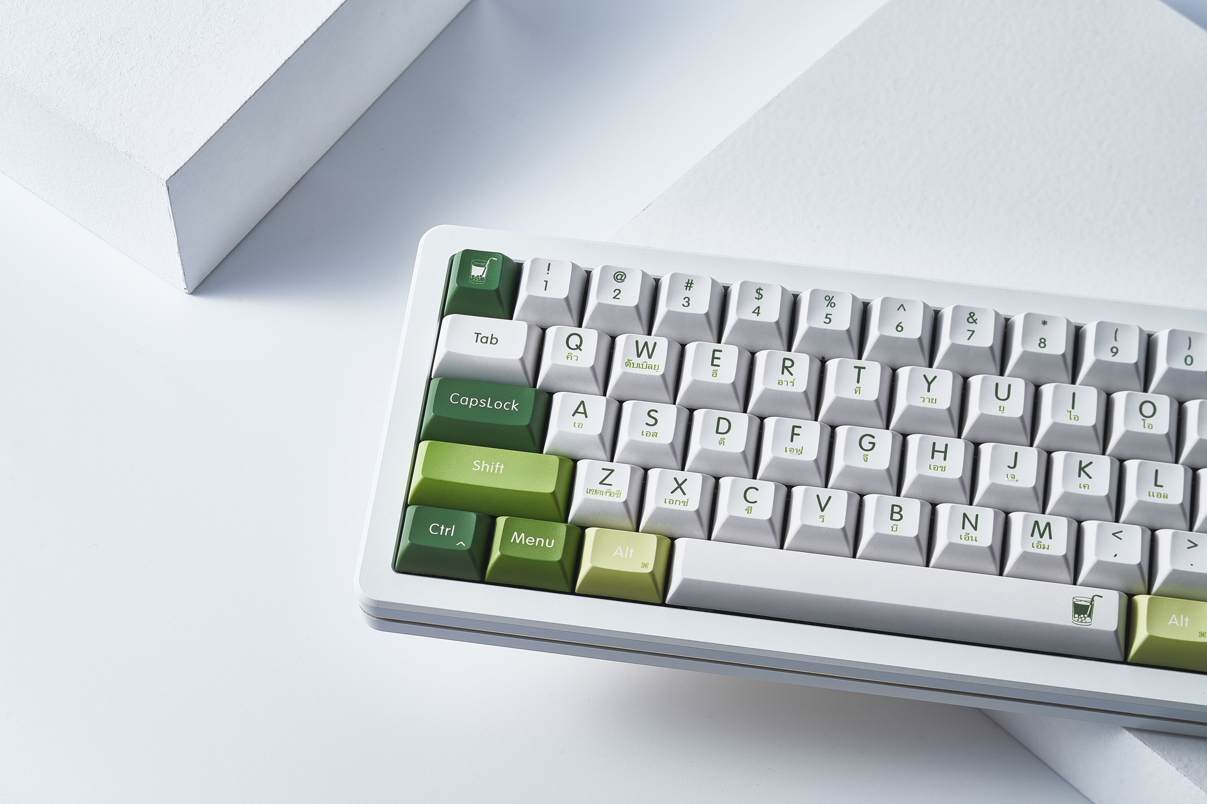 这是一套我很喜欢的组合 套件：Akko SPR67 Akko 家自研的 spring 铝坨坨套件，实质是在 Tray mount 的底部加弹簧 ...