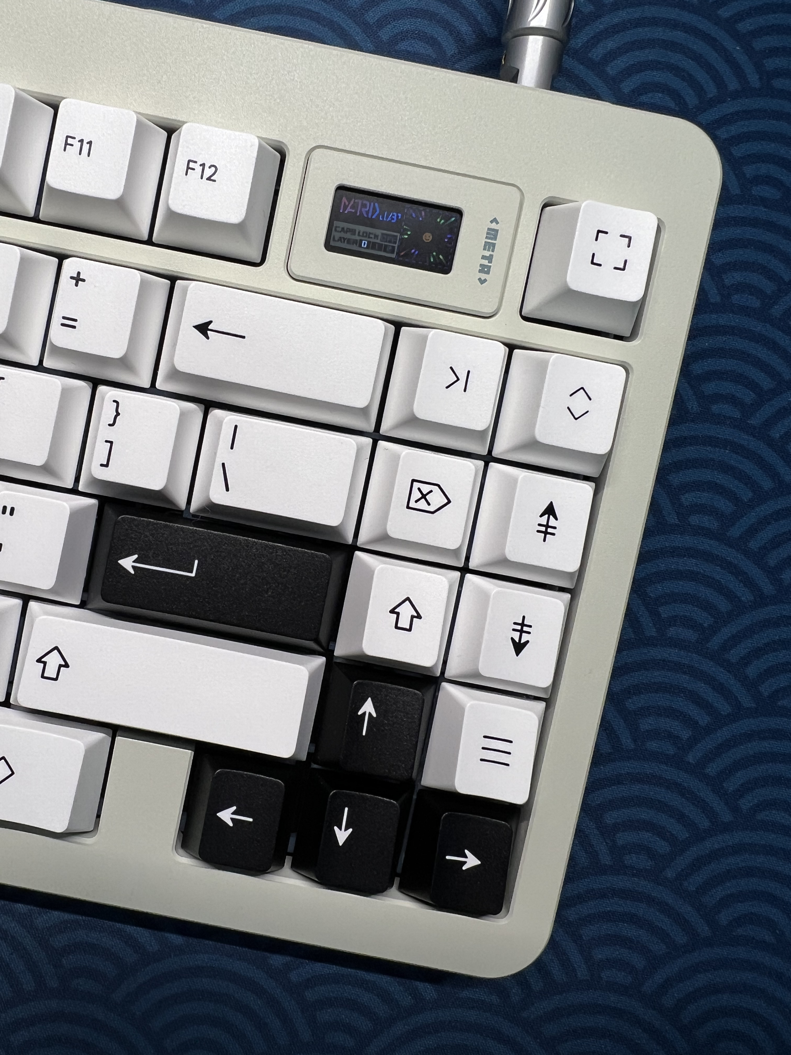 白色桌搭永远的神！ 入坑客制化不久，meta75 目前是我自己玩过最贵的套件了，本来想配一整套白色的，从FBB买了两张垫子，白色垫子买小了所以 ...