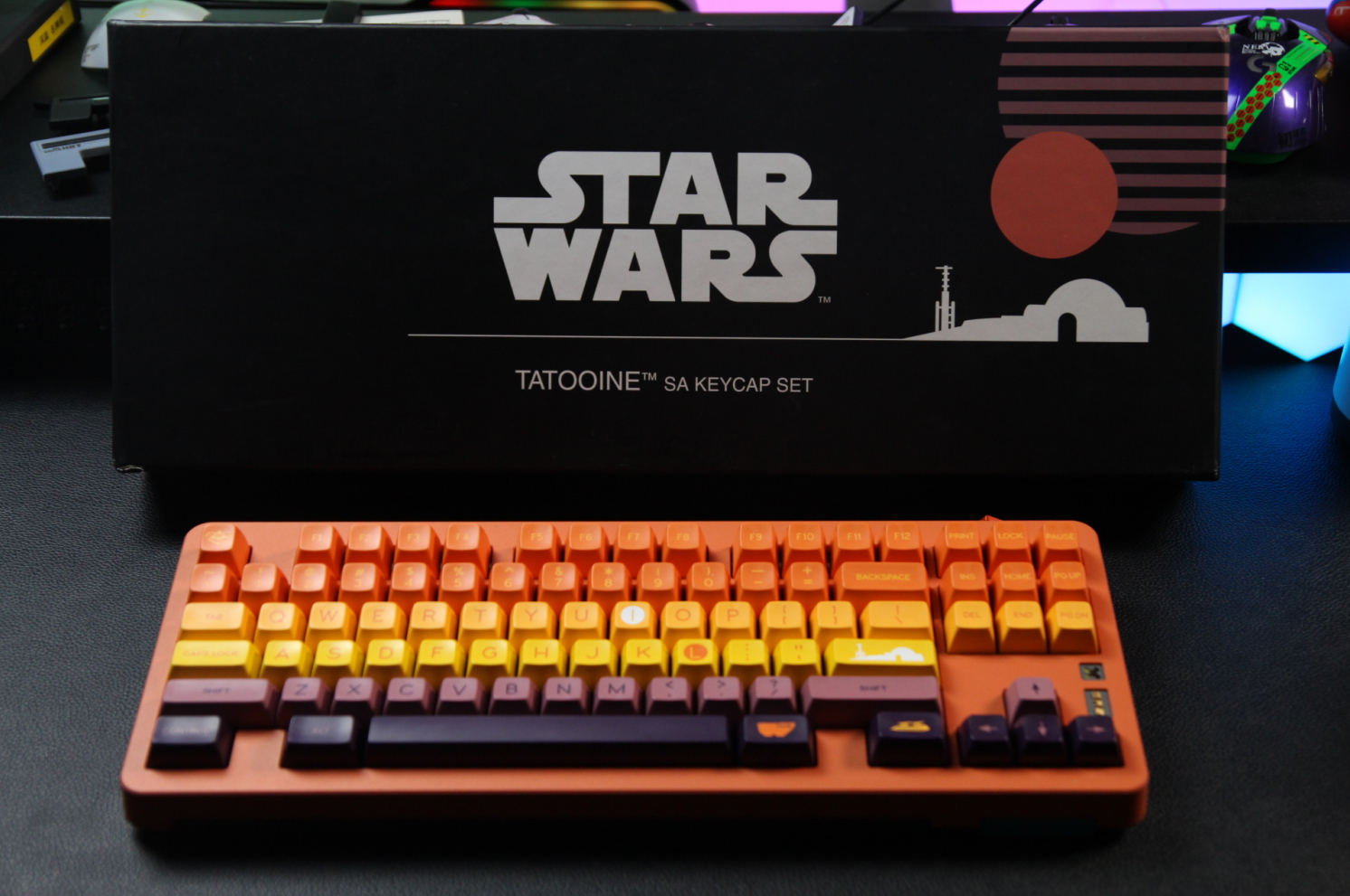 matrix mr.hat 圣诞盲盒 换套键帽换种心情 这套sp sa塔图因 跟珊瑚色还挺搭配😉 套件：matrix mr.hat 键帽：sp ...