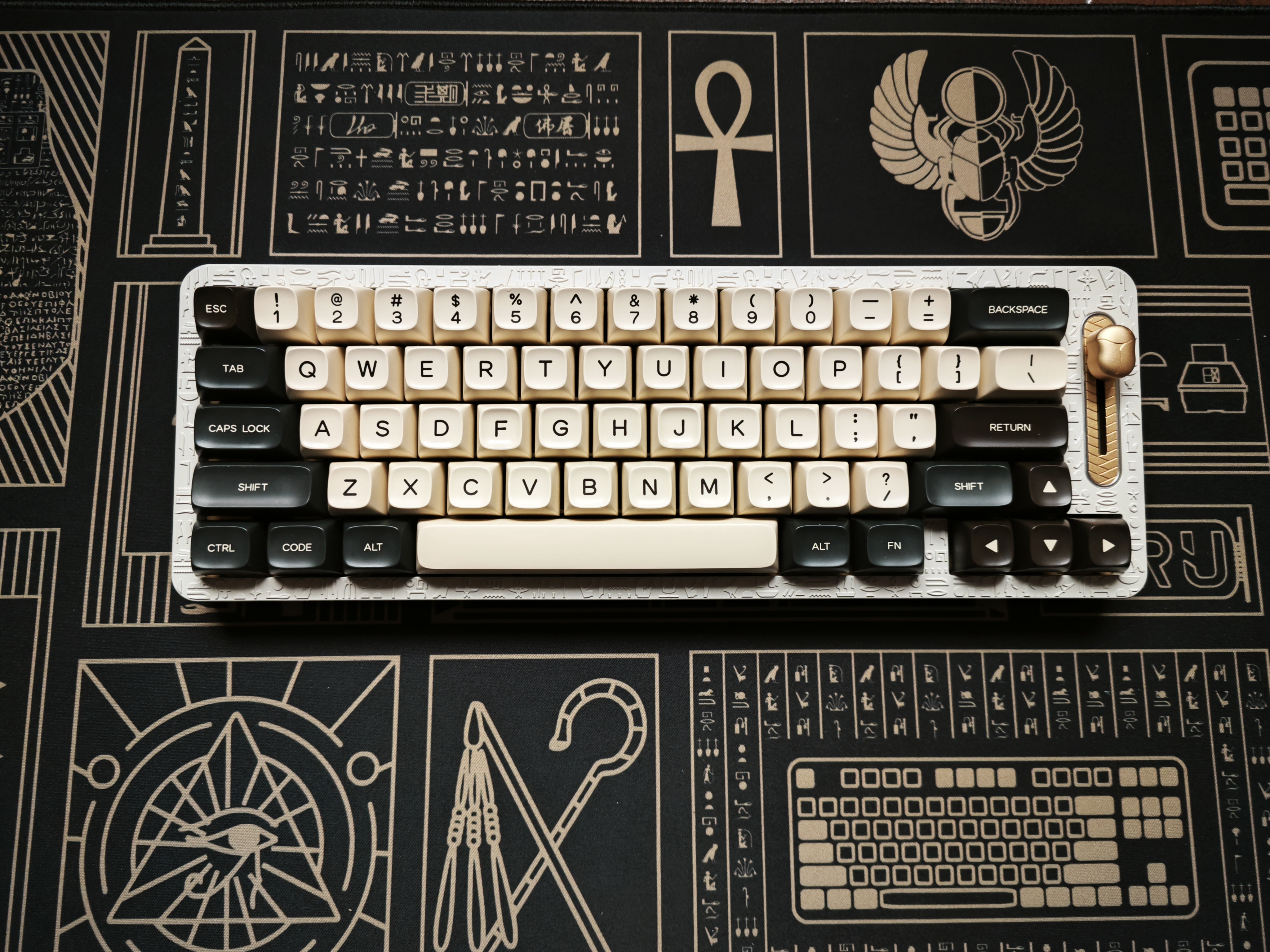 分享两张新鲜aaru65的装机图，质感太好了。就是罗马键帽配埃及主题多少有点地狱笑话😂 - zFrontier 装备前线