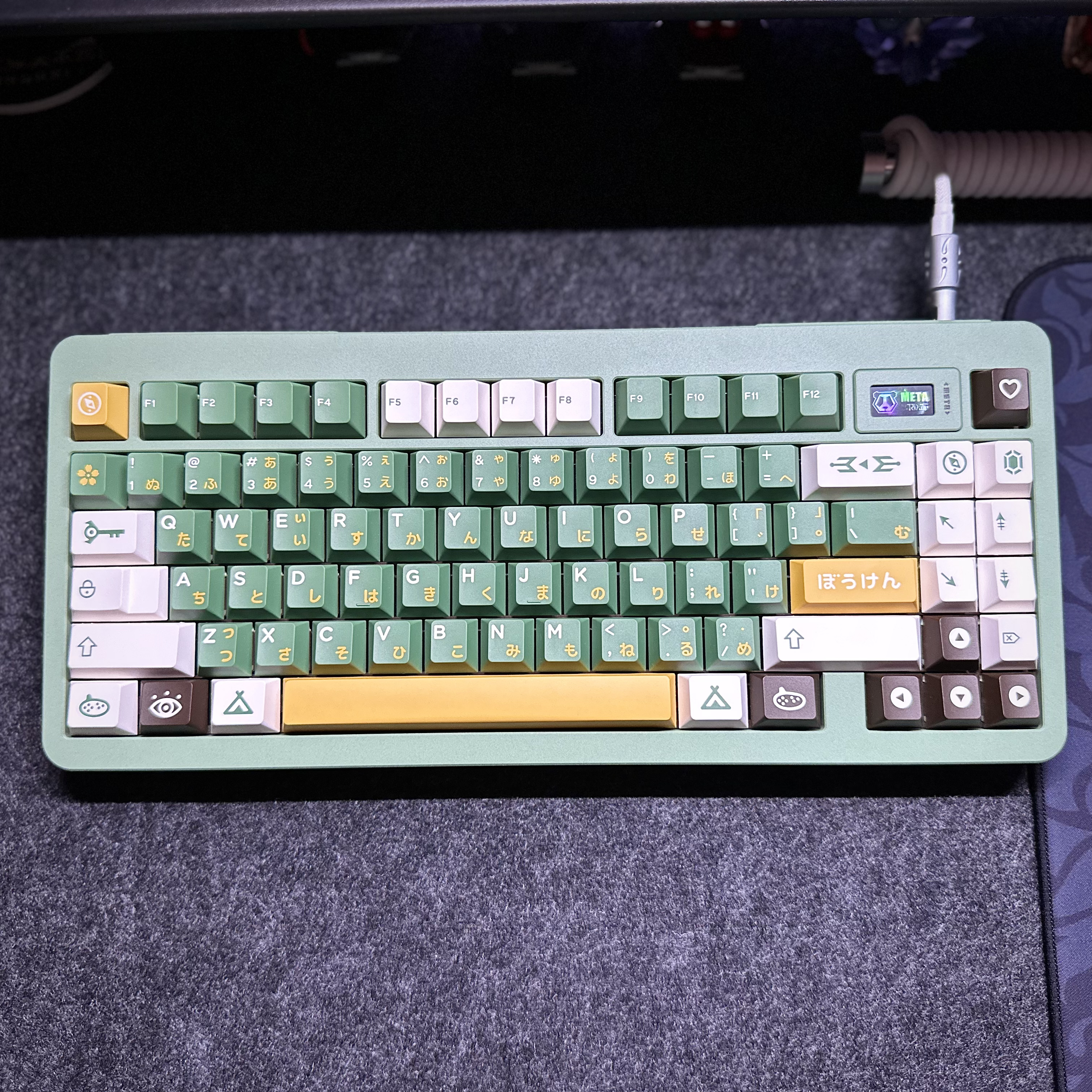 Matrix Meta75 浅绿 变色龙主题 此前一直担心会和闪红灰蓝这些颜色一样发暗 感谢浪提供了好价入手浅绿的机会 看到实物的一瞬间就被