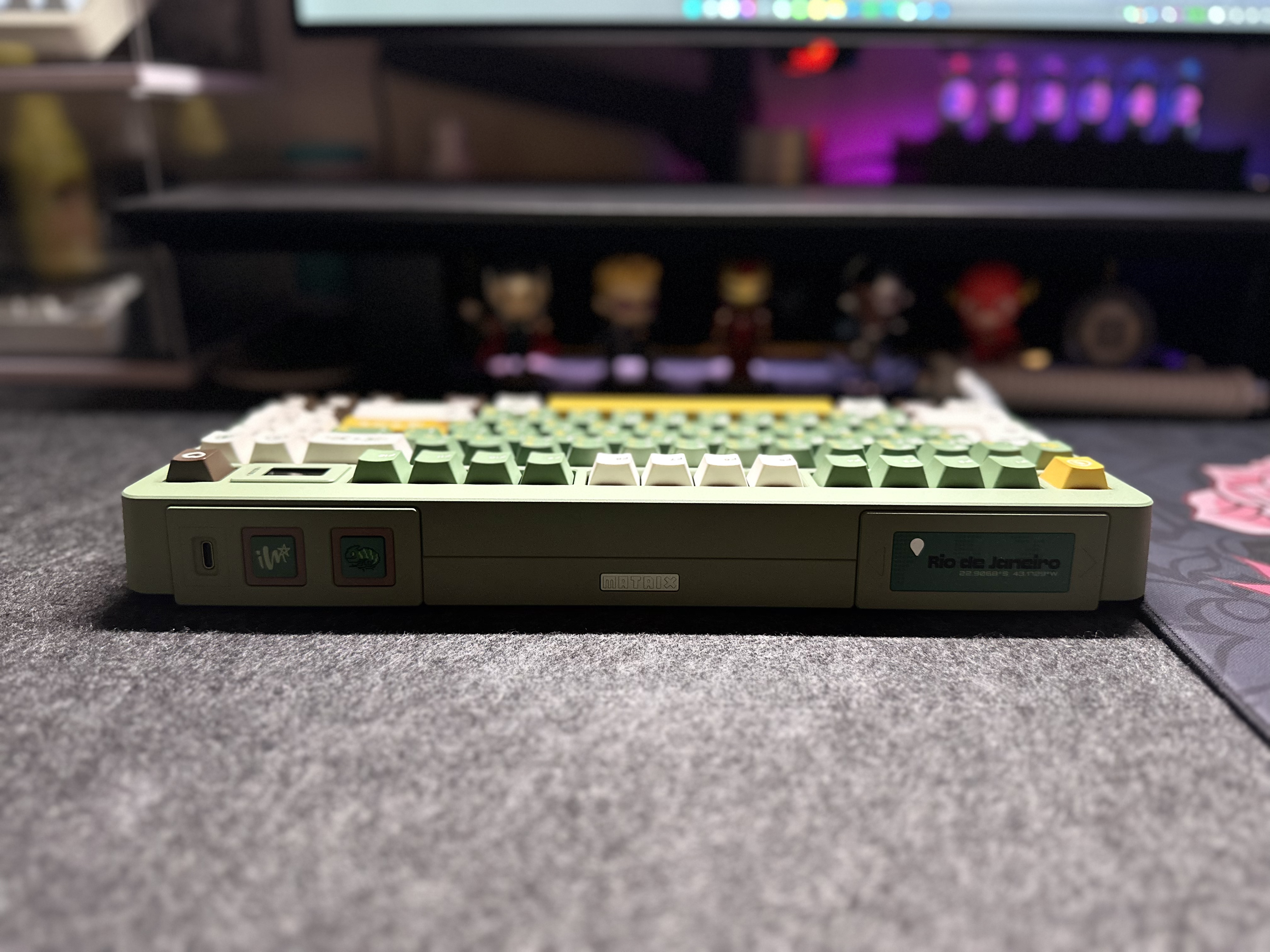 Matrix Meta75 浅绿 变色龙主题 此前一直担心会和闪红灰蓝这些颜色一样发暗 感谢浪提供了好价入手浅绿的机会 看到实物的一瞬间就被