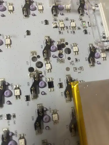 可能是世界上唯一一把7回红龙ks82 但其实，只是去掉里面的填充时发现pcb上开了iso配列的孔，甚至用镊子试了一下能通电…于是开改！ 首先是拆轴座…需要一点点技巧，结果一边把焊盘干掉了hhh ...