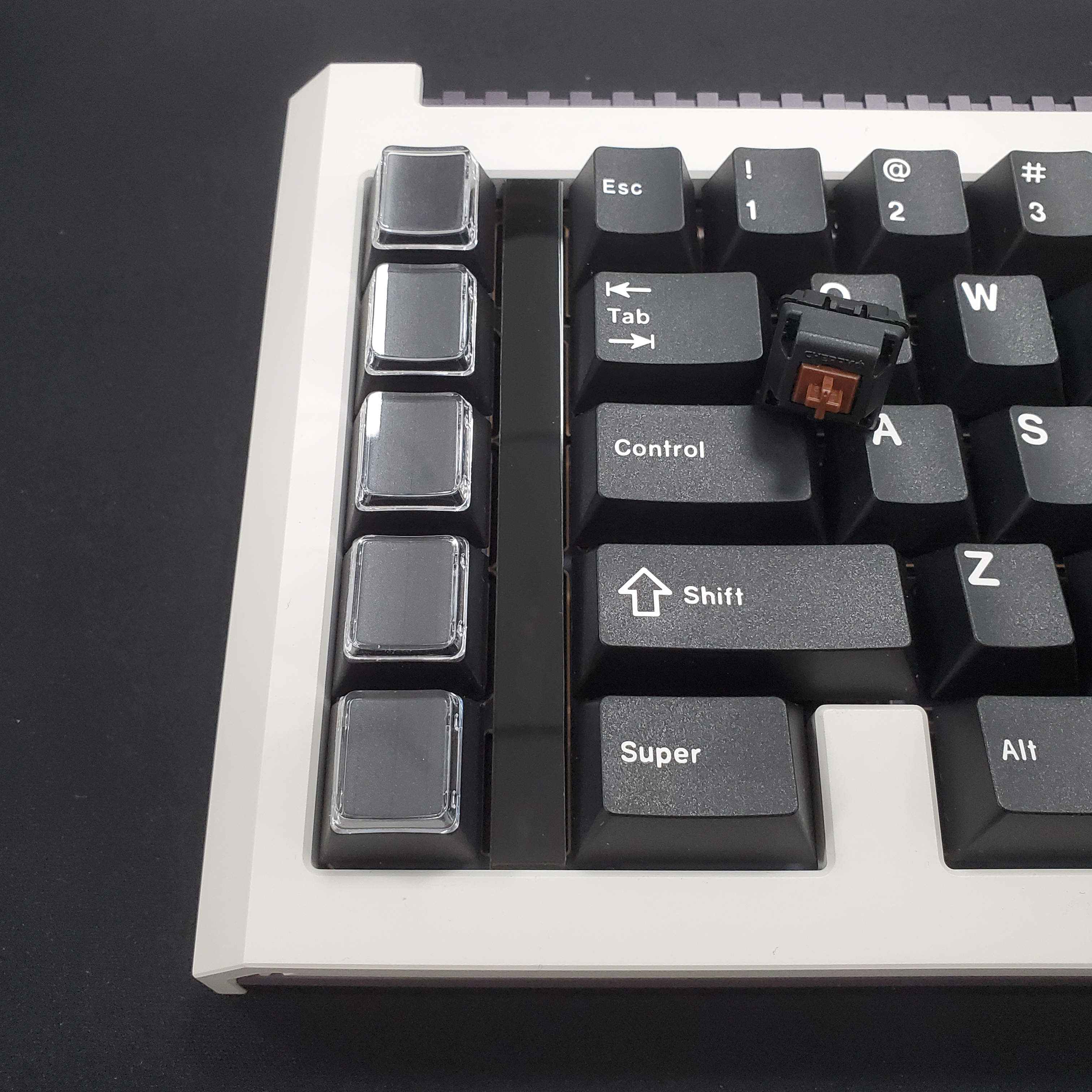 AeroBoard 70打个卡 最喜欢的套件。处处都有老铂统内存的影子，对称的分裂空格也让强迫症患者无比满足 - zFrontier 装备前线