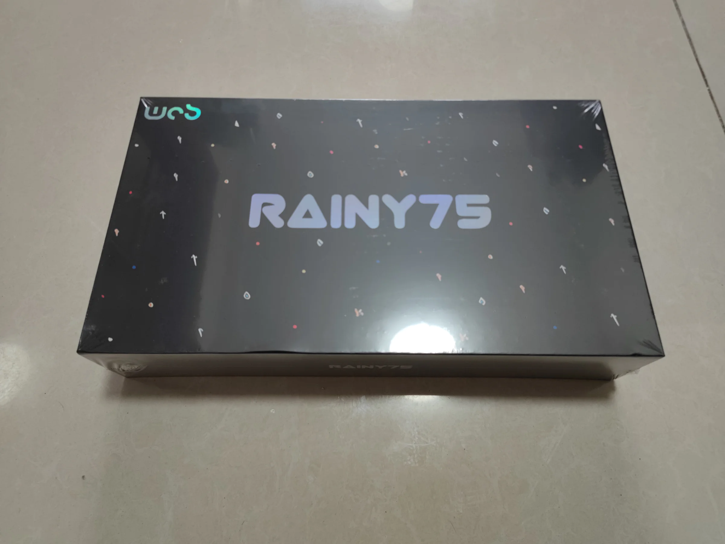 Rainy75是本人第一把铝坨坨。在VEX75、Hi8、Infi75。。。等等云云卷王中最后选择了Rainy75。因为要预订，所以有足够时间买好其他需要的东西，如某虾粒6件套声音包、POM ...