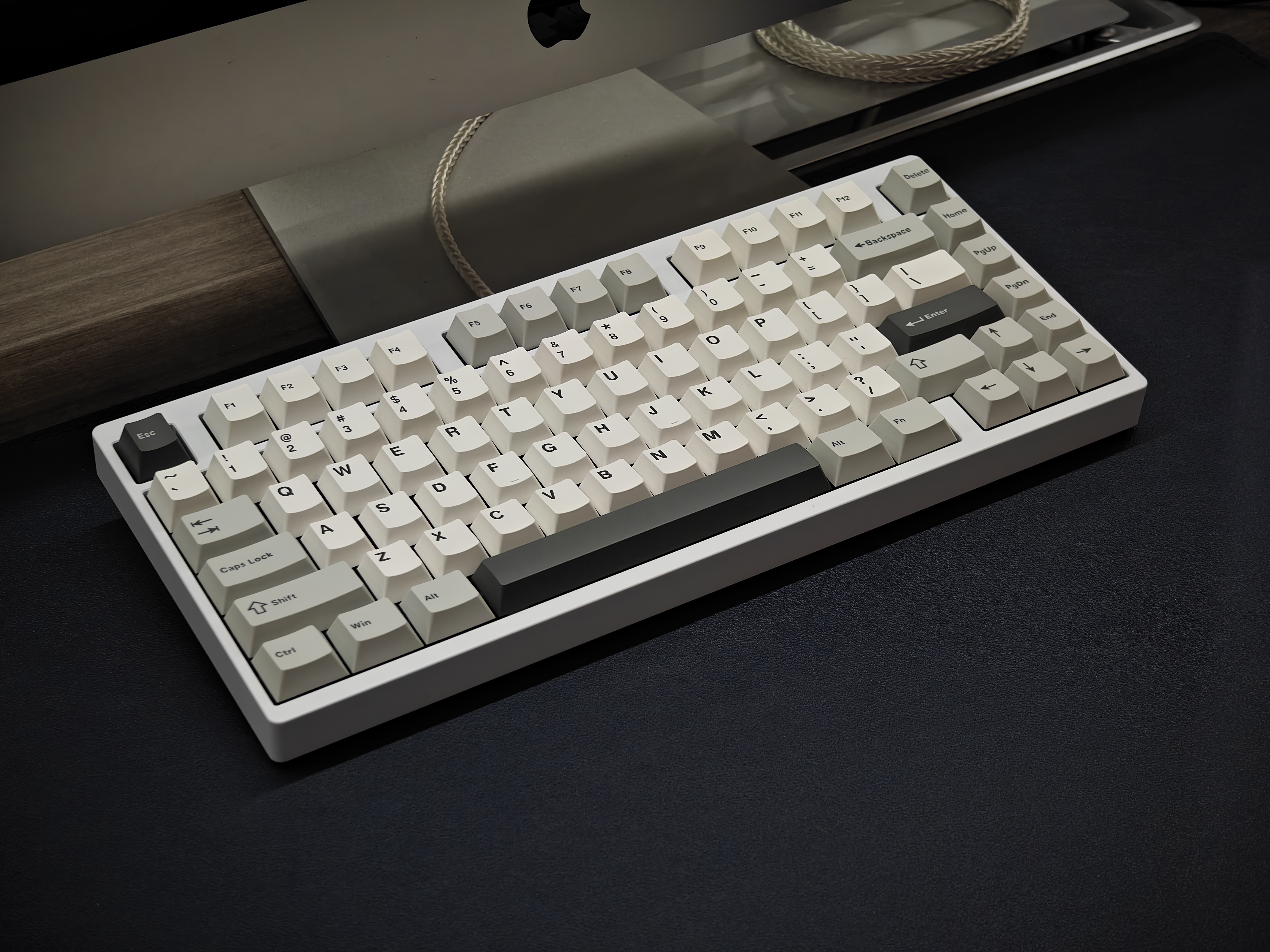 第二把客制化，买了KBDfans的Taco75，后面3/4圈RGB还是比较好看的 这次选择更稳妥的方案，选了风信子V2轴，键帽是无缺的冷霾 看官方渲染图以为是冷白色，到手后是暖色，适合复古风格 ...