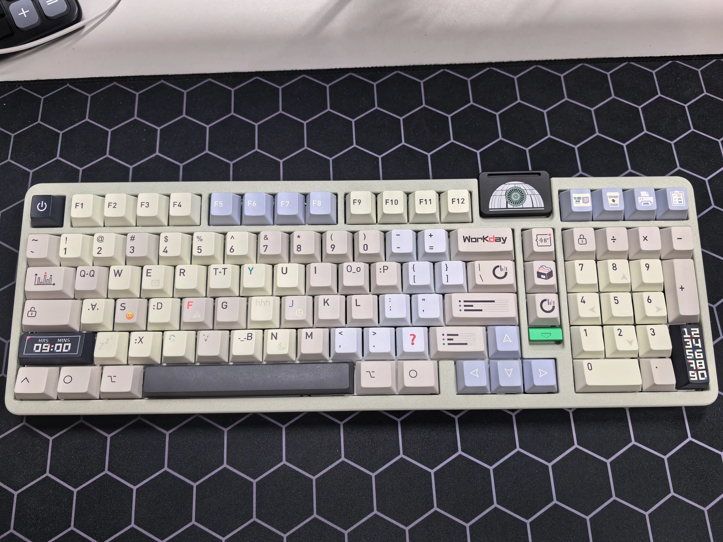 简单晒一下，感觉还挺配的👀 套件：infi100麦旋风 键帽：innovatelab家的WorkDay - zFrontier 装备前线