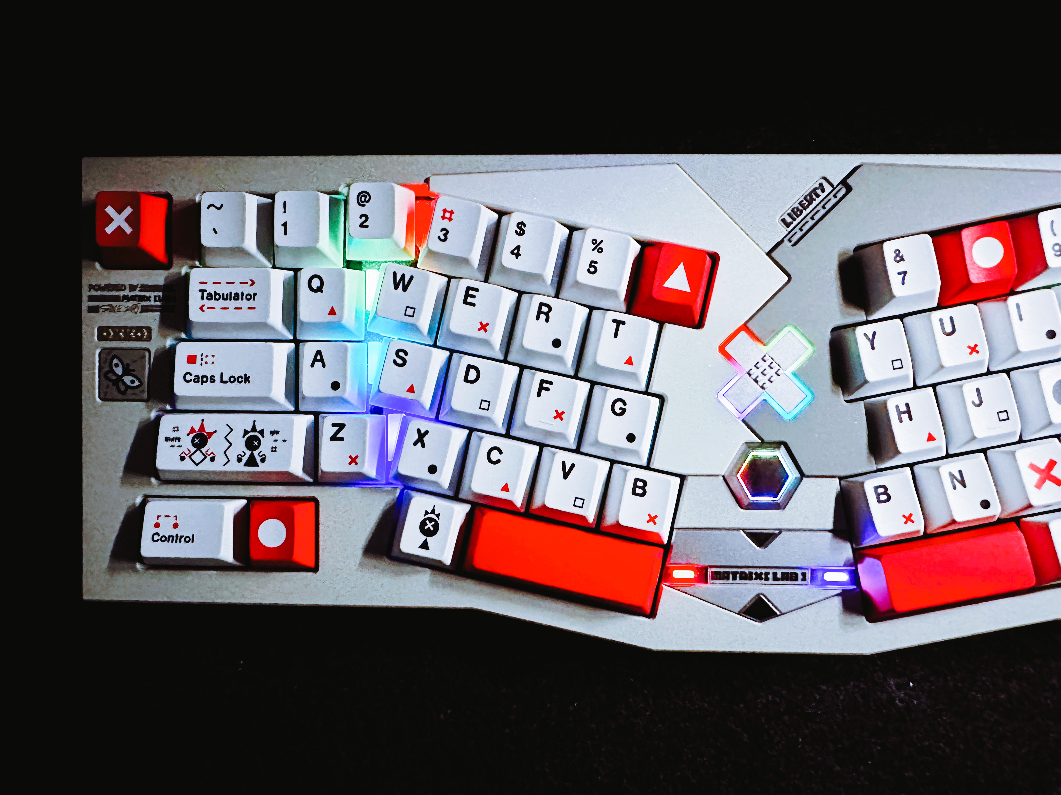 Tic Tac Toe键帽 | Matrix 浮夸 意外的很搭。 整体设计风格属于简约俏皮的设计风格。红白经典配色又显得很有质感。 个性图案上 ...