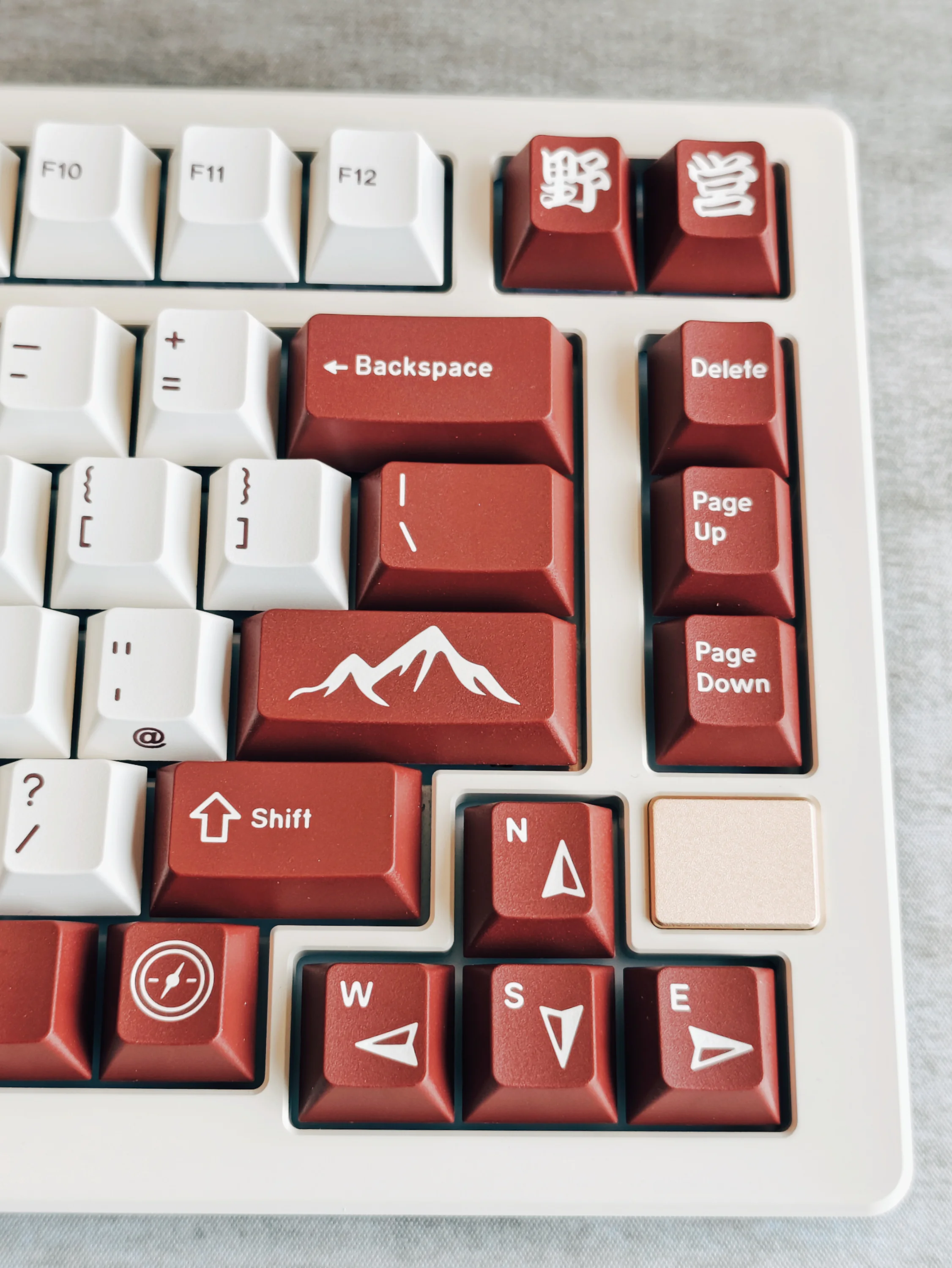 Go camping! 春意盎然，去野营！ GMK Camping 野营 R3 x SPR75 选了Burgundy Base，因为最近跌的有 ...