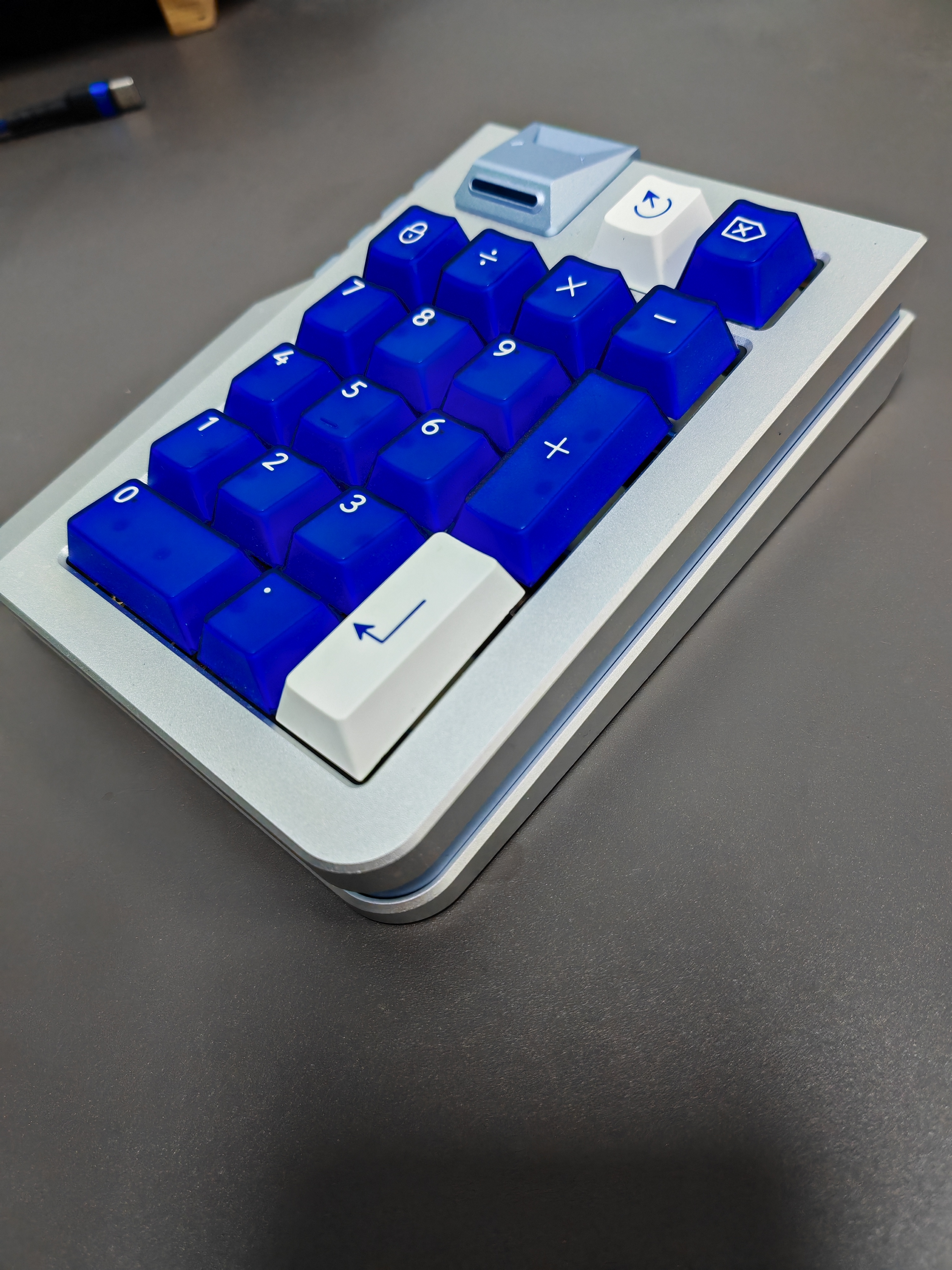 来自MY studio的M-PAD，钥匙扣设计非常nice，日常使用连接基本无延迟，拿来当摆件也不错，还有一个硬盒可以随身携带。 作者 ...