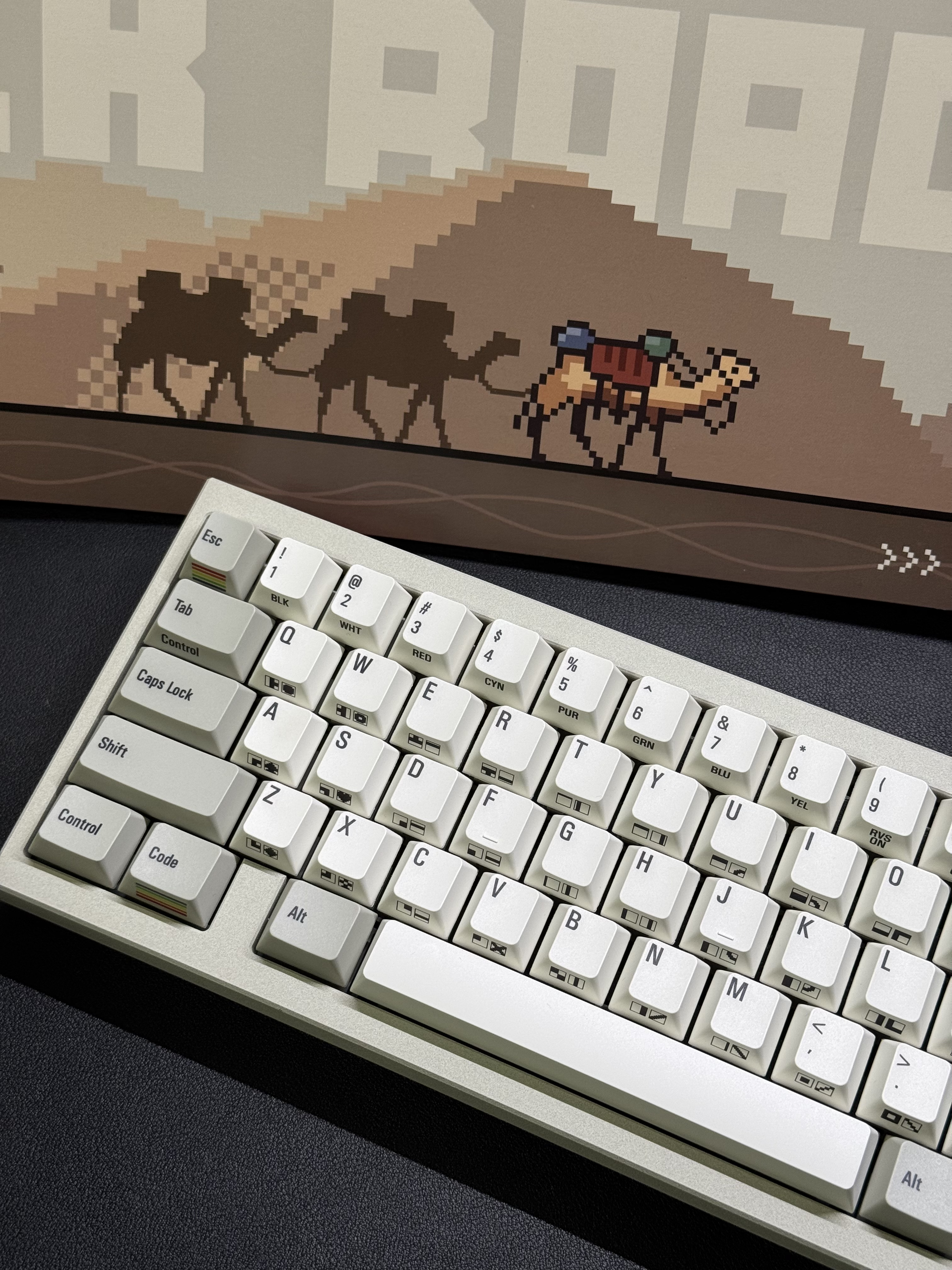 我的第一把客制化键盘， Matrix Navi 70，小屏幕和铭牌共存， 是真好看呀，几千块钱没白花！ - zFrontier 装备前线