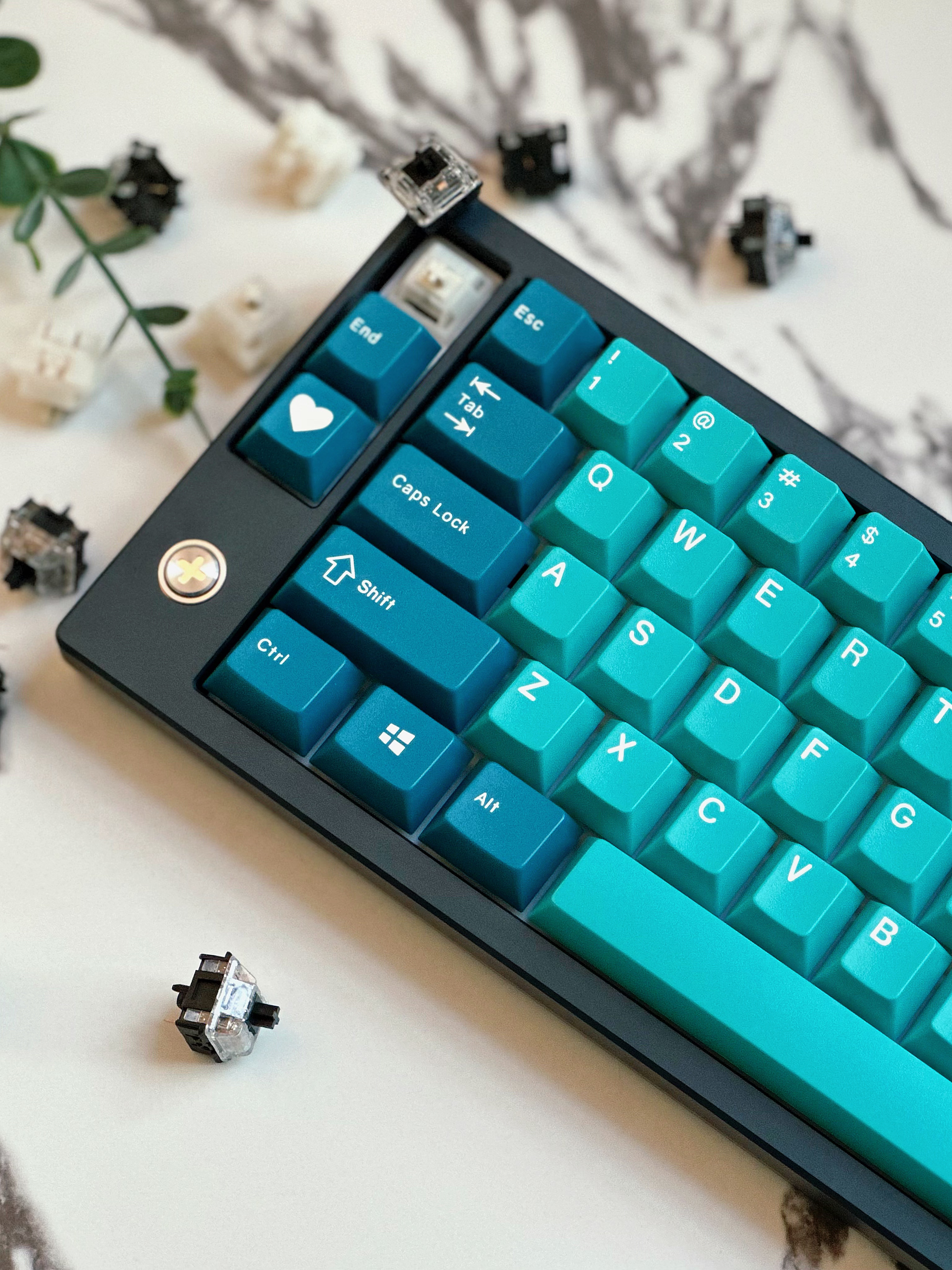 Daring Run 工作室的Polygon-7 对称美学设计，两侧一致协调布局！ 键位实用性更好，还有小按钮！ 阳极蓝色系比较深邃大方 ...