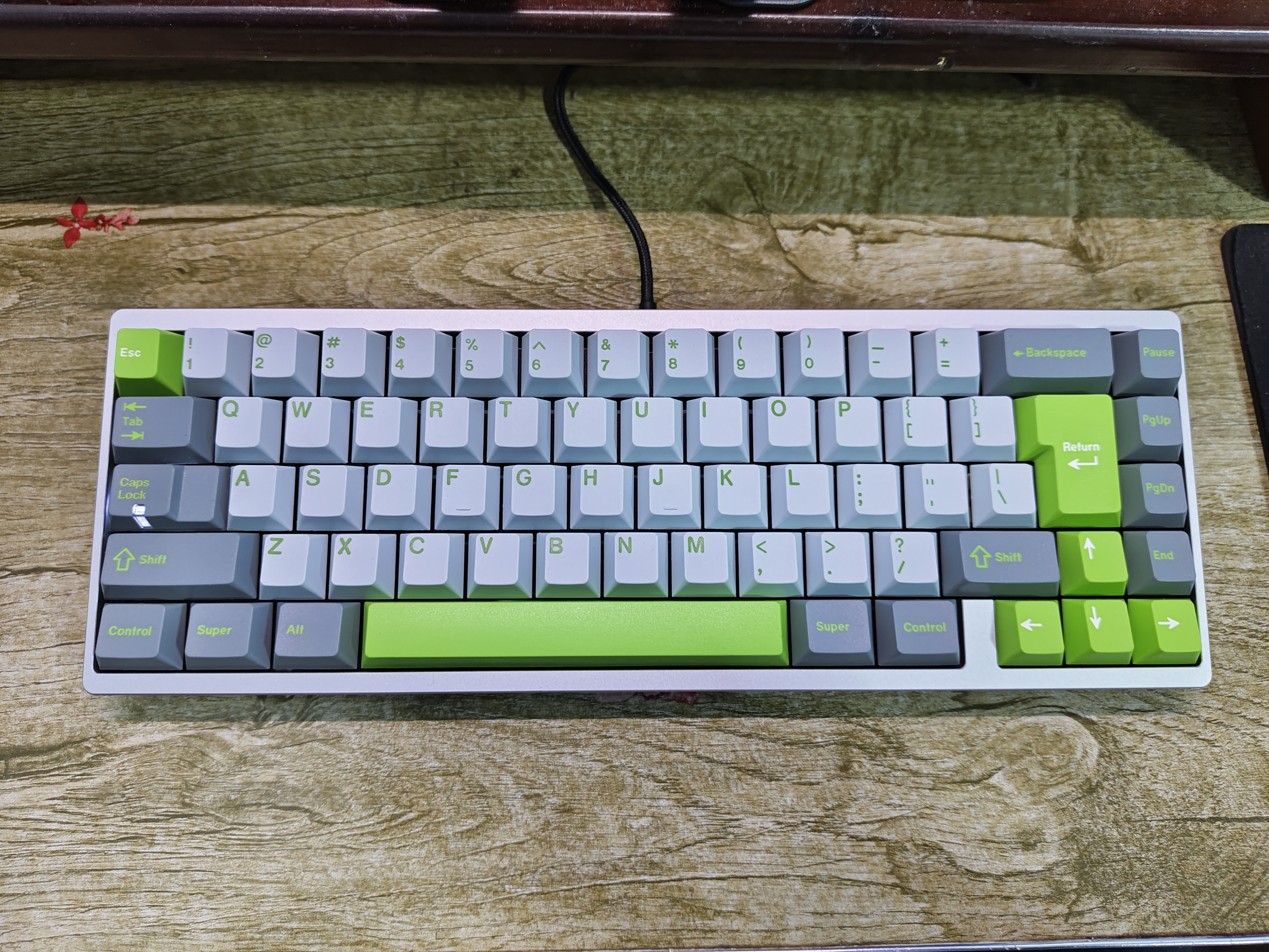 neo65cu+gmk青柠，早知道还是阳极银 阳极很好。pcb是磁吸的。 单模也支持多配列了。 键盘分量足，很沉。 打字声音比老65要更凝实 ...