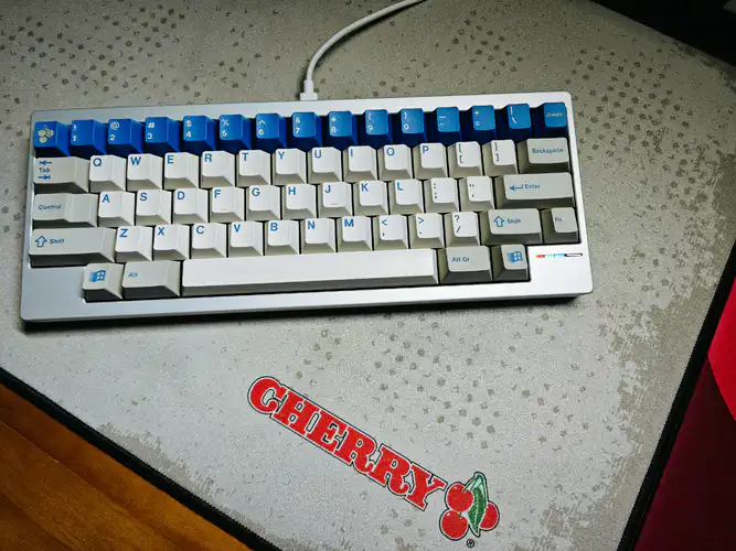 Gok Lily hhkb GMK Blue Alert R2 终于把所有螺丝都换了 - zFrontier 装备前线