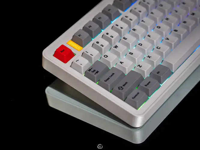 TickType Evo75 小象灰 这次也是很荣幸获得了这次evo75众测的机会，evo75作为TickType的第二把键盘继续保持了evo80的高性价比成品键盘路线，键盘外壳依旧是磁吸加碰 ...