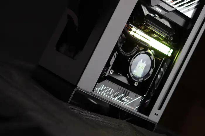 欢迎体验｜MESHLESS AIO 首次线下展出 · 15L 体积压制 14700K 与 RTX 4090 - zFrontier 装备前线