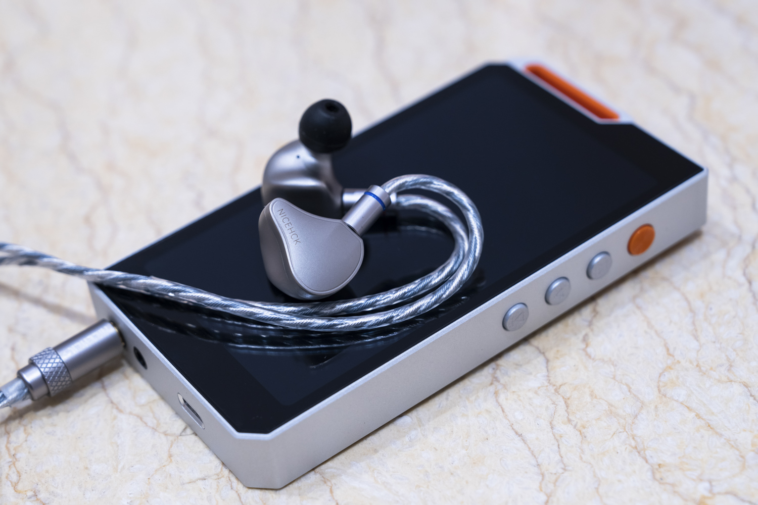 入门价格中端体验：海贝R4便携音乐播放器 - zFrontier 装备前线