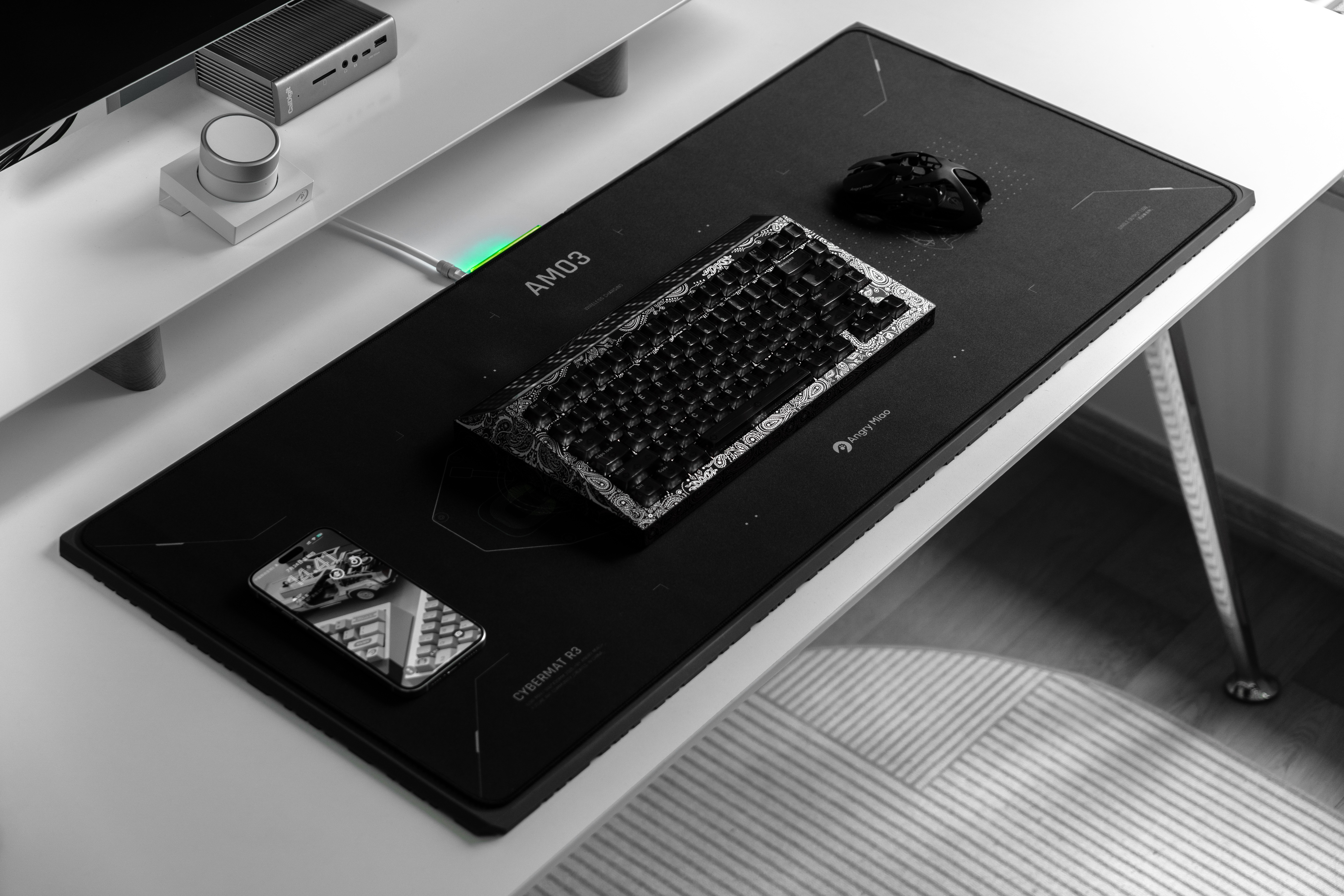 [IC] CYBERMAT R3：柔性可折叠，5设备同时充 - zFrontier 装备前线